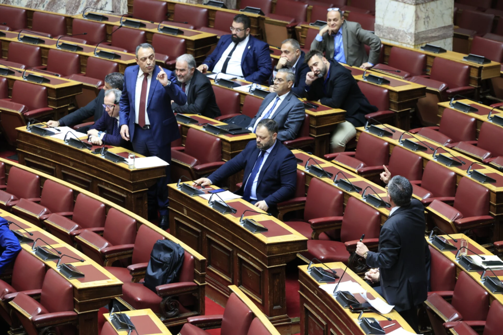 Άναψαν τα αίματα στη Βουλή: Ένταση ανάμεσα σε «Σπαρτιάτες» και ...
