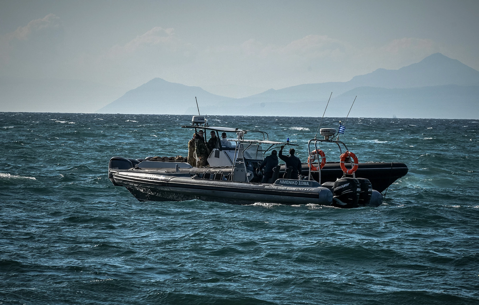 Σκάφός του Ελληνικού Λιμενικού πήρε στο κυνήγι διακινητές μέχρι τα ...